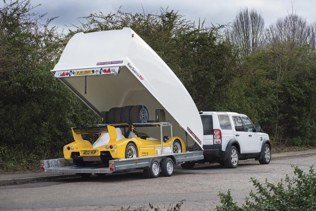 1. Remolque cerrado portacoches Brian James Race shuttle RS3