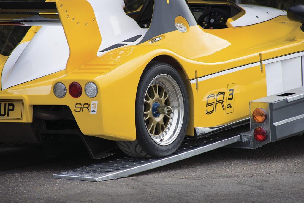 1. Remolque cerrado portacoches Brian James Race shuttle RS3